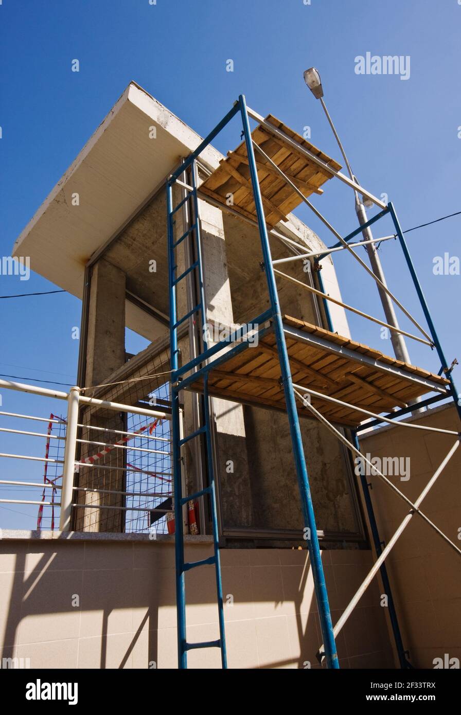 Construction area - tangle of lines, concrete and metal scaffolding ...