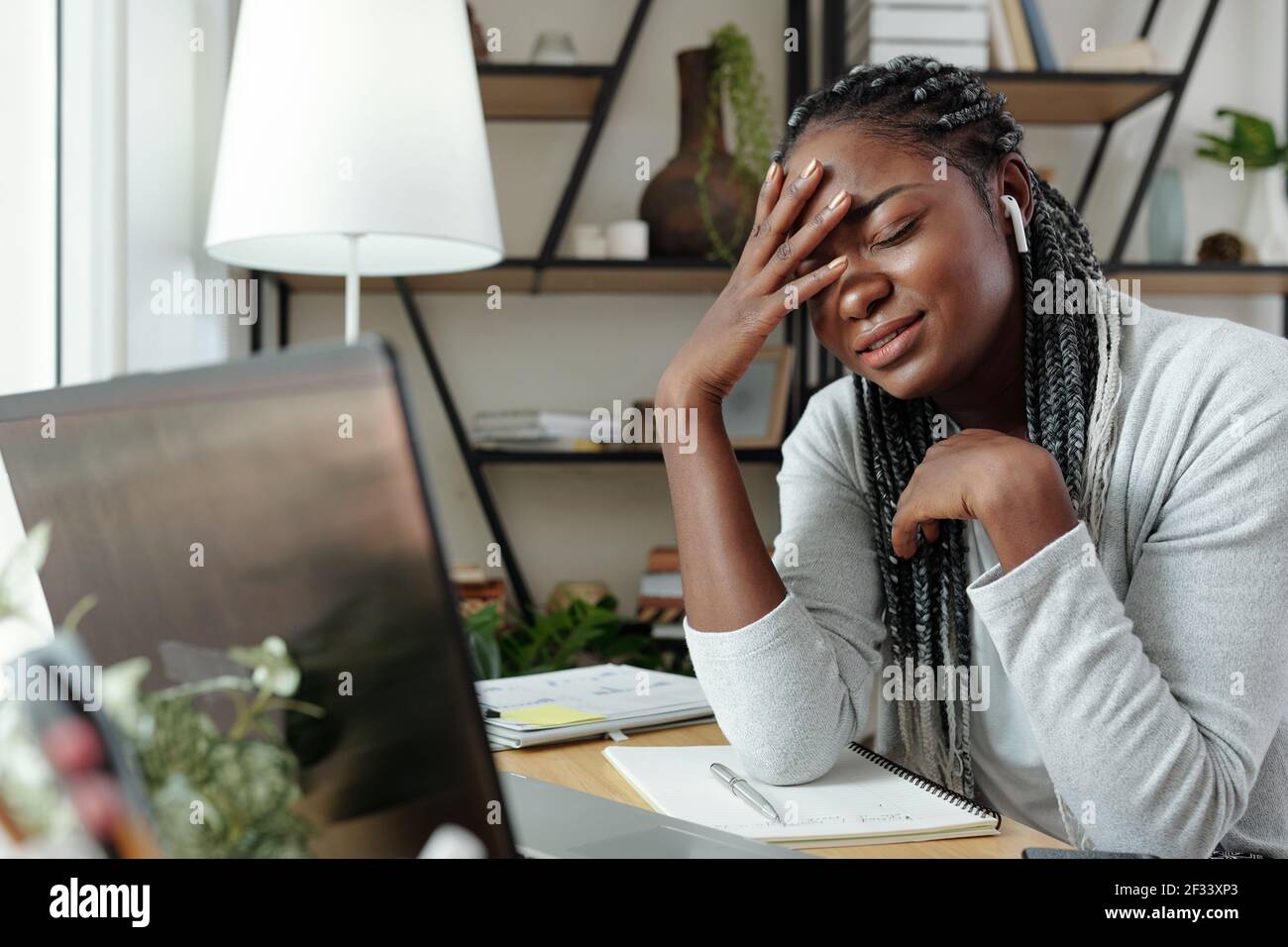 Person crying african woman hi-res stock photography and images - Alamy
