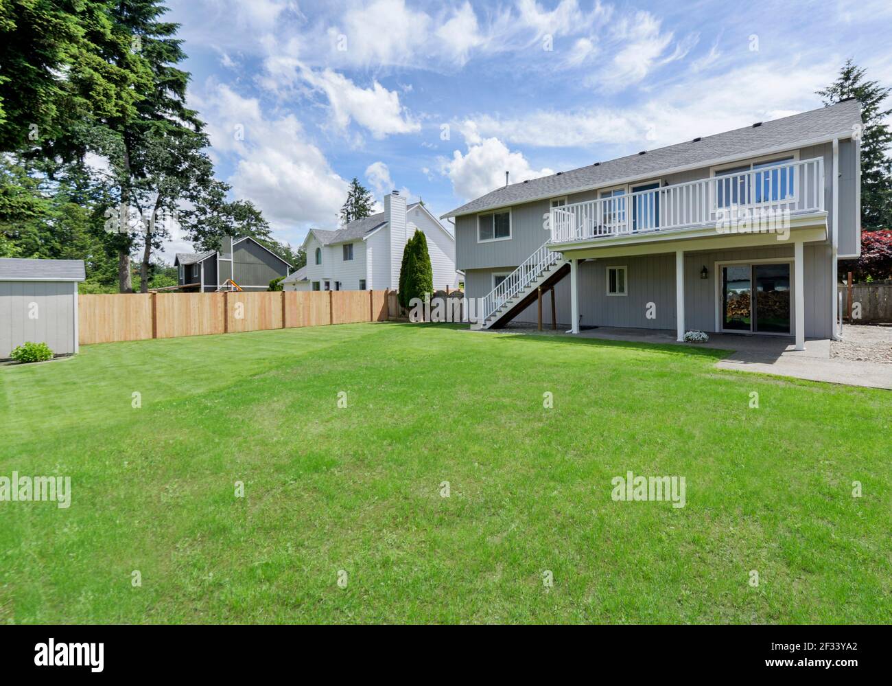 Modern residential backyard exterior Stock Photo - Alamy