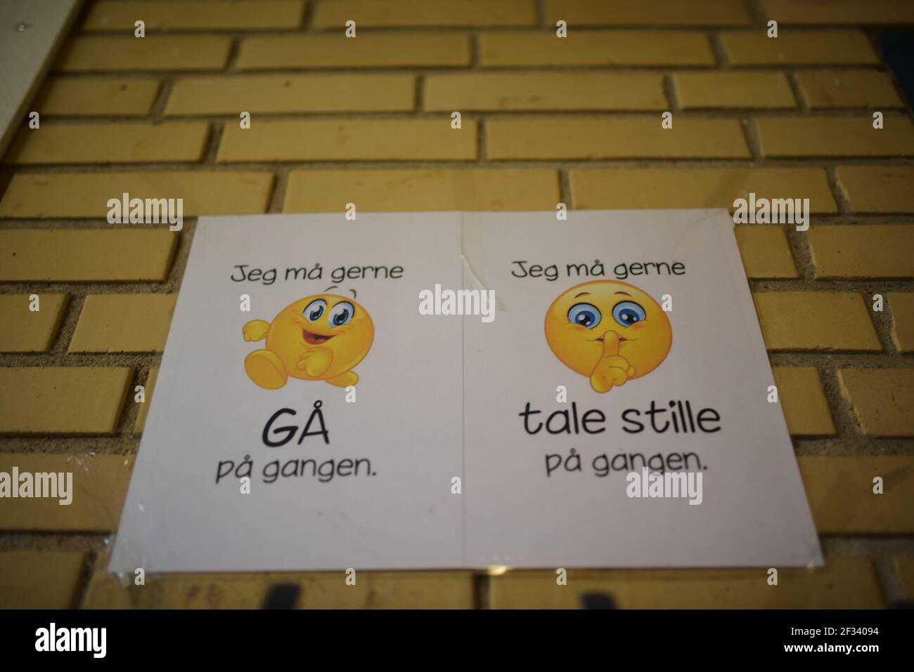 Be quite sign hanging on a wall Stock Photo - Alamy