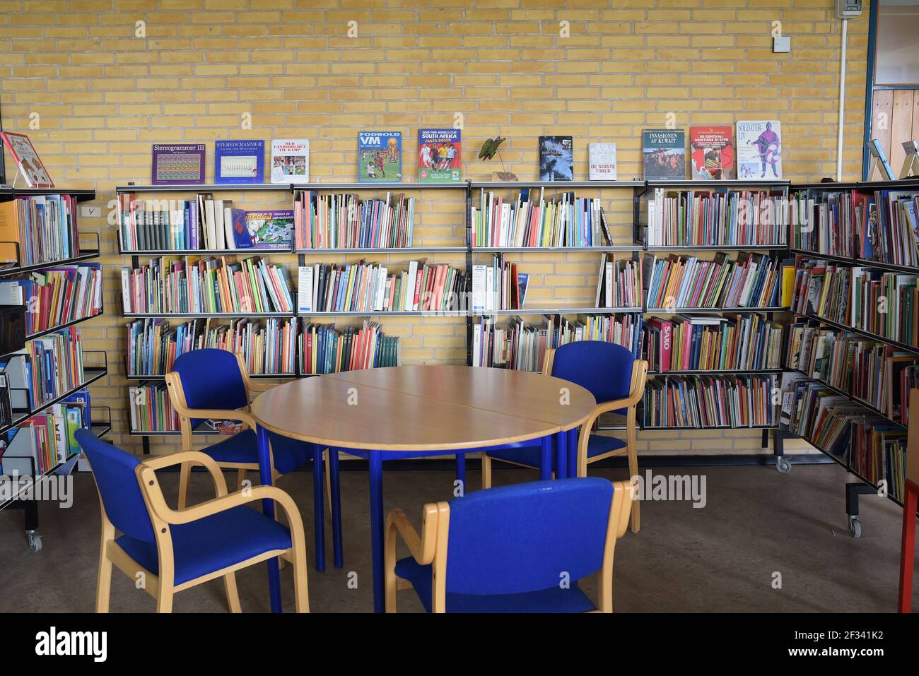 Empty library in a school building Stock Photo - Alamy