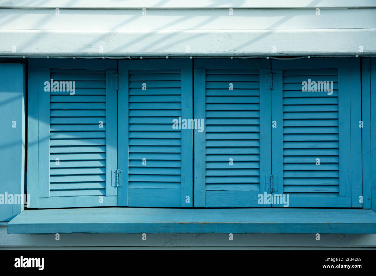 Closed wooden bar counter in restaurant outdoor Stock Photo - Alamy