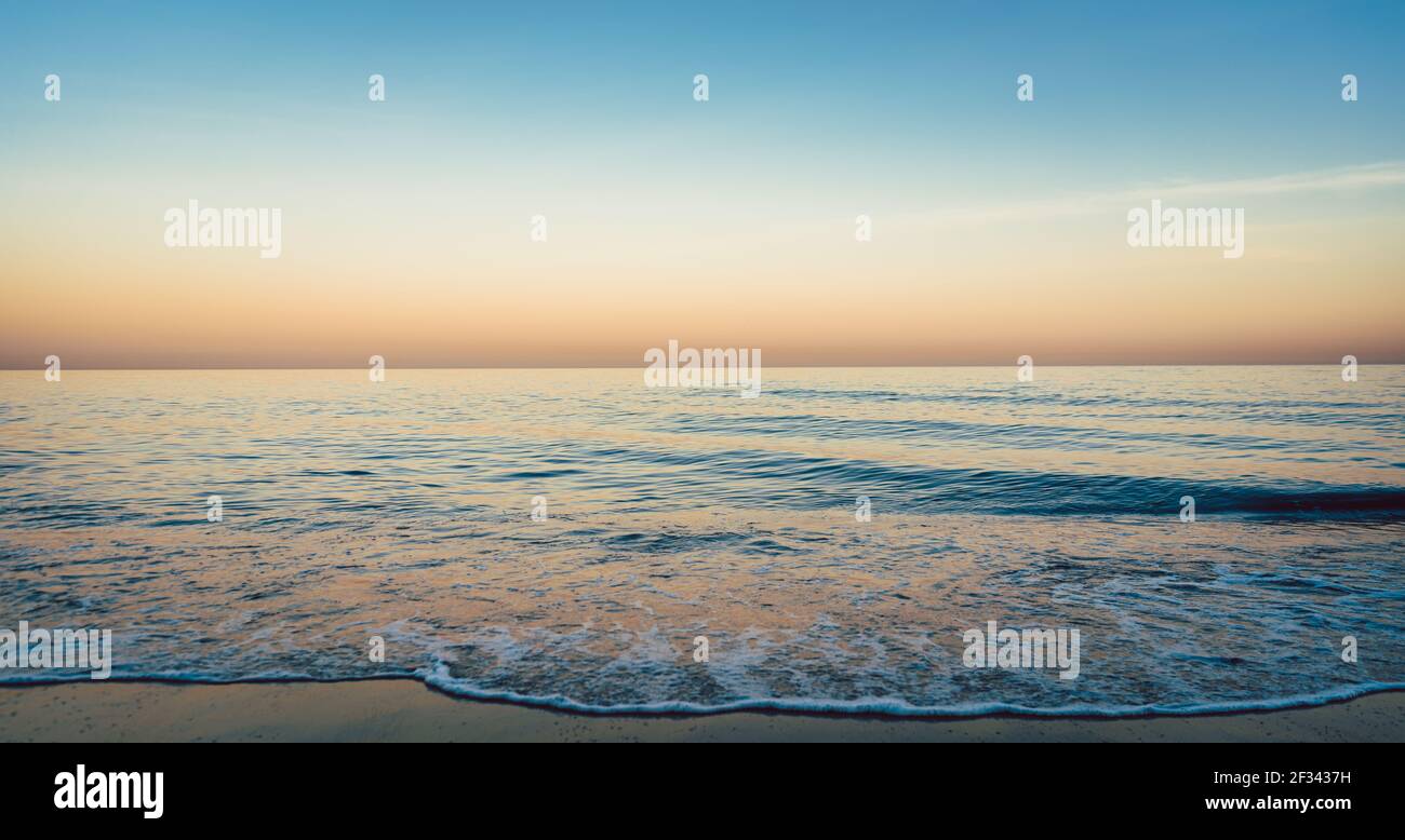 Alone ocean calm hi-res stock photography and images - Alamy
