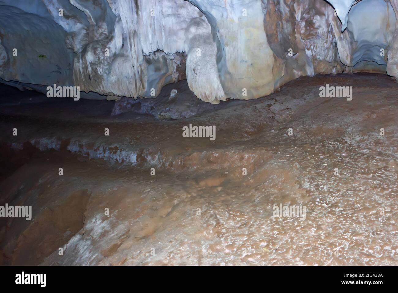 Swallow hole limestone hi-res stock photography and images - Alamy