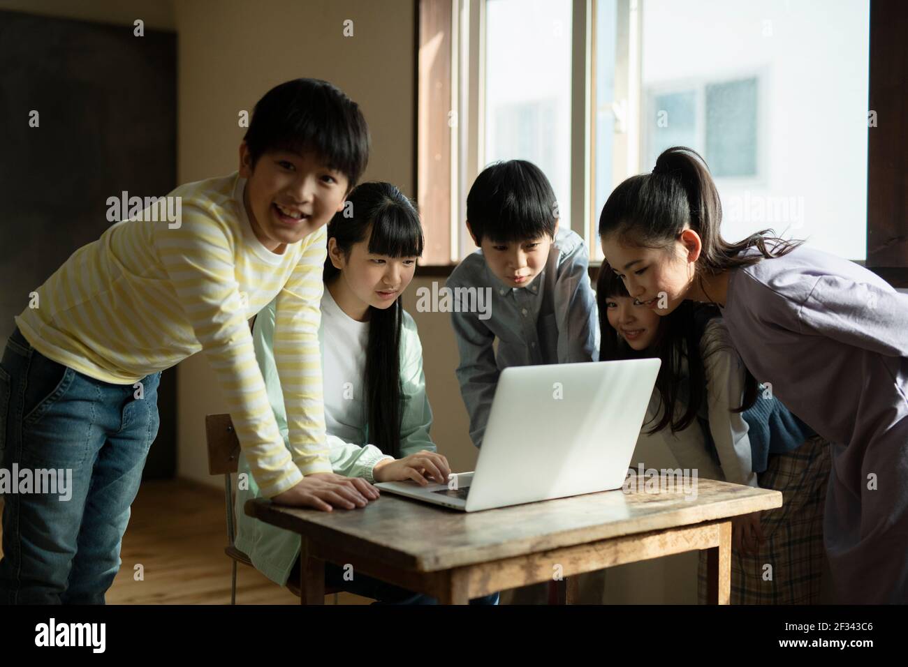 Digital kids hi-res stock photography and images - Alamy