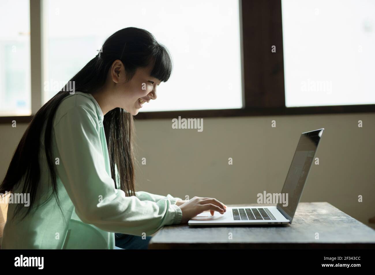 Japan school girl computer hi-res stock photography and images - Alamy