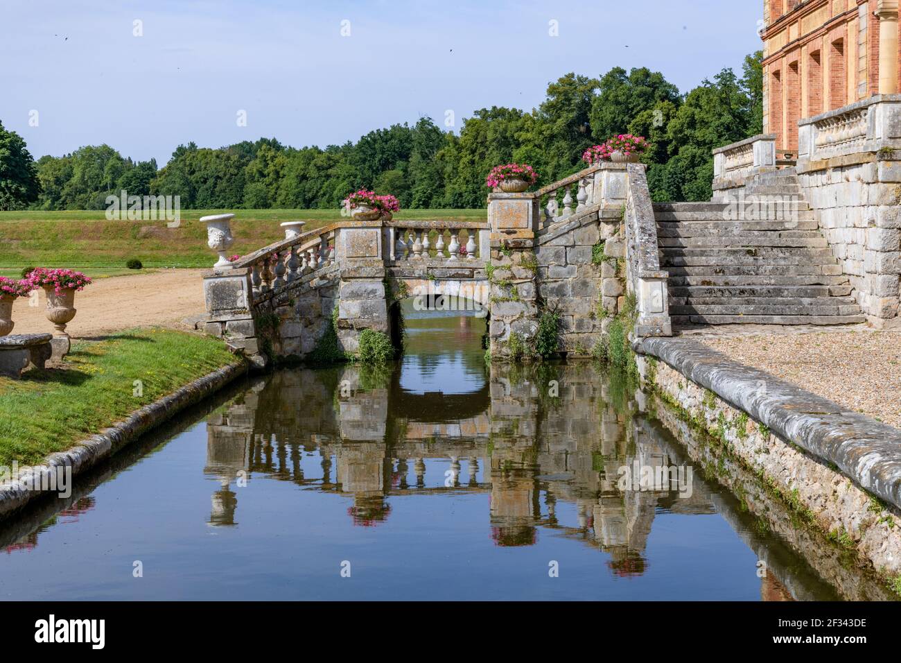 Dampierre en yvelines castle hi-res stock photography and images - Alamy