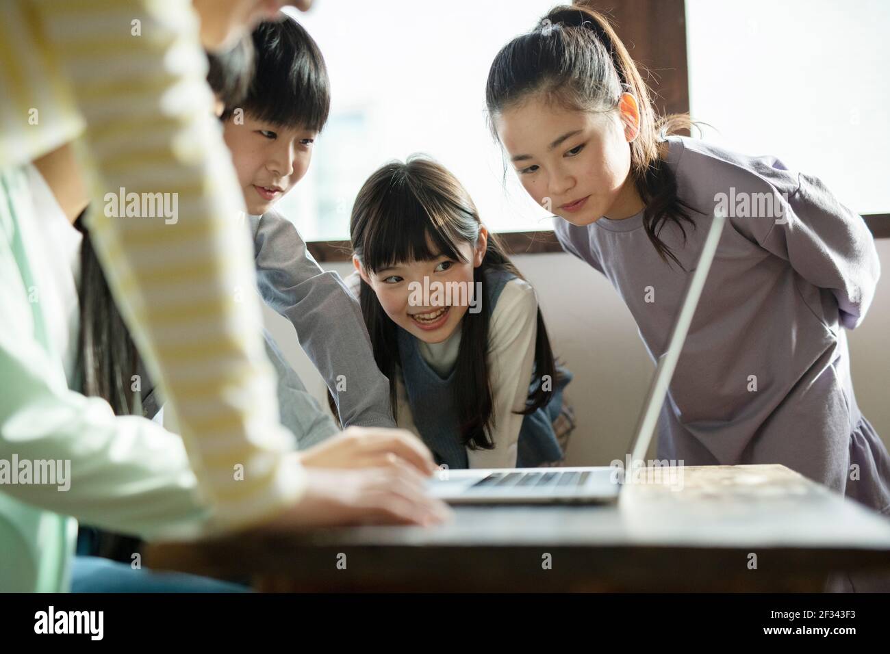 Japanese elementary school kids in the classroom hi-res stock ...