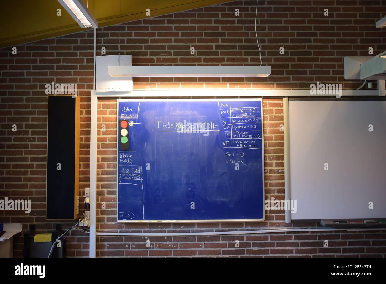 Middle school classroom seating hi-res stock photography and images - Alamy