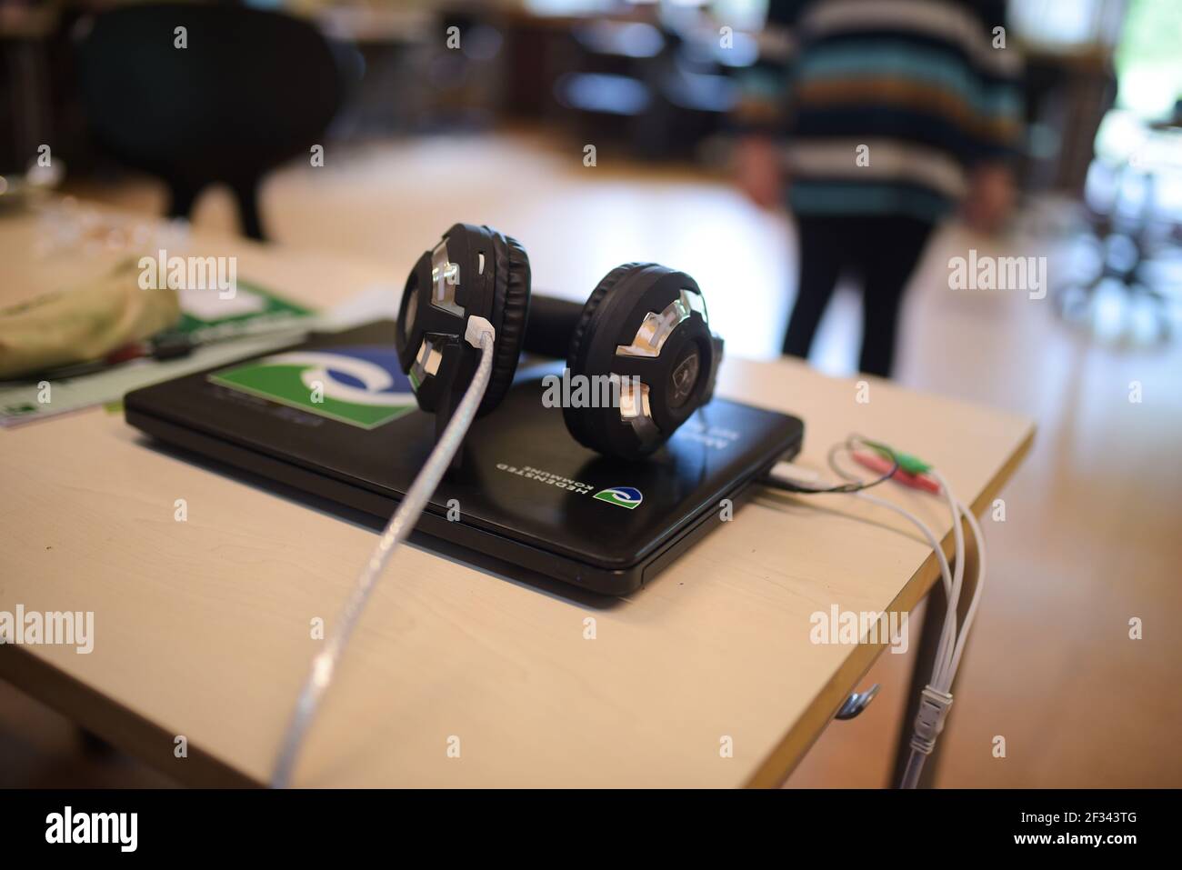 Students headphones classroom hi-res stock photography and images - Alamy