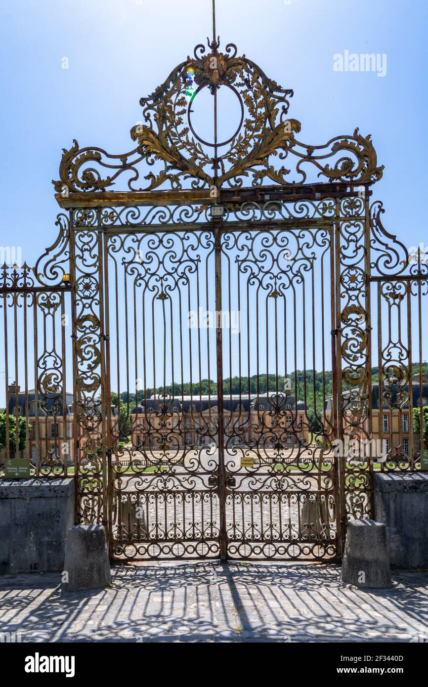 Dampierre en yvelines castle hi-res stock photography and images - Alamy