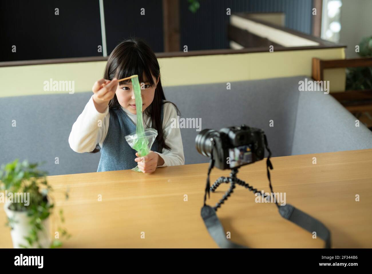 Asian girl photographing school hi-res stock photography and images - Alamy