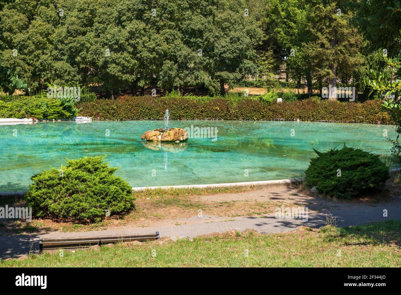Round water fountain hi-res stock photography and images - Alamy