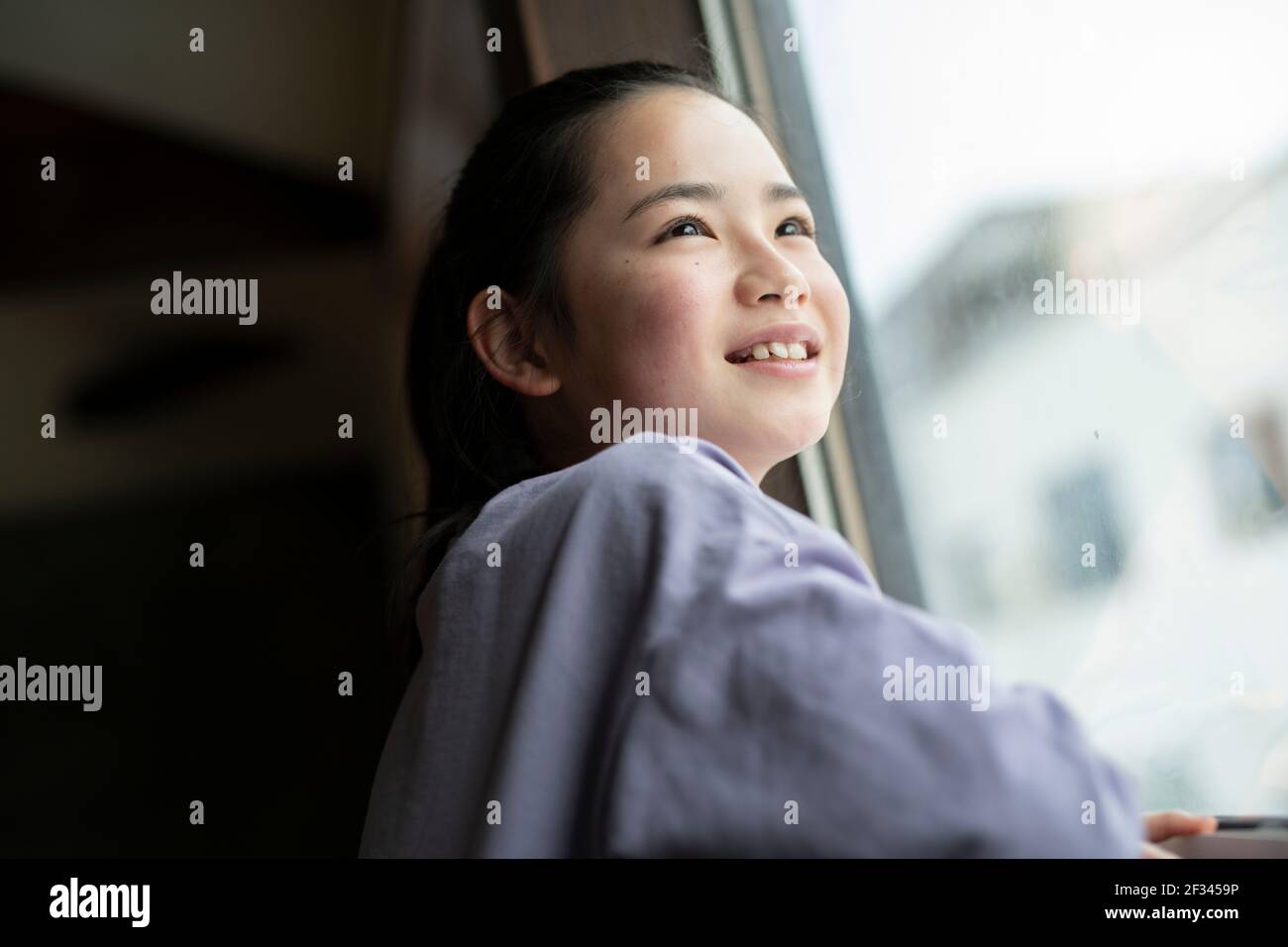 Girl child window look out hi-res stock photography and images - Alamy