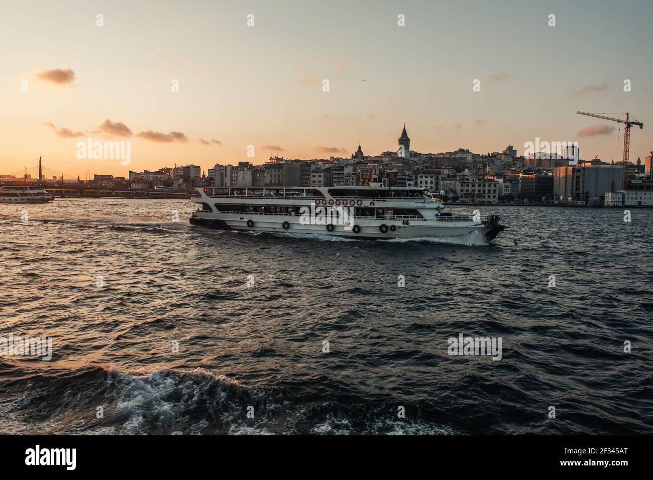 Ships floating on sea sunset hi-res stock photography and images - Alamy