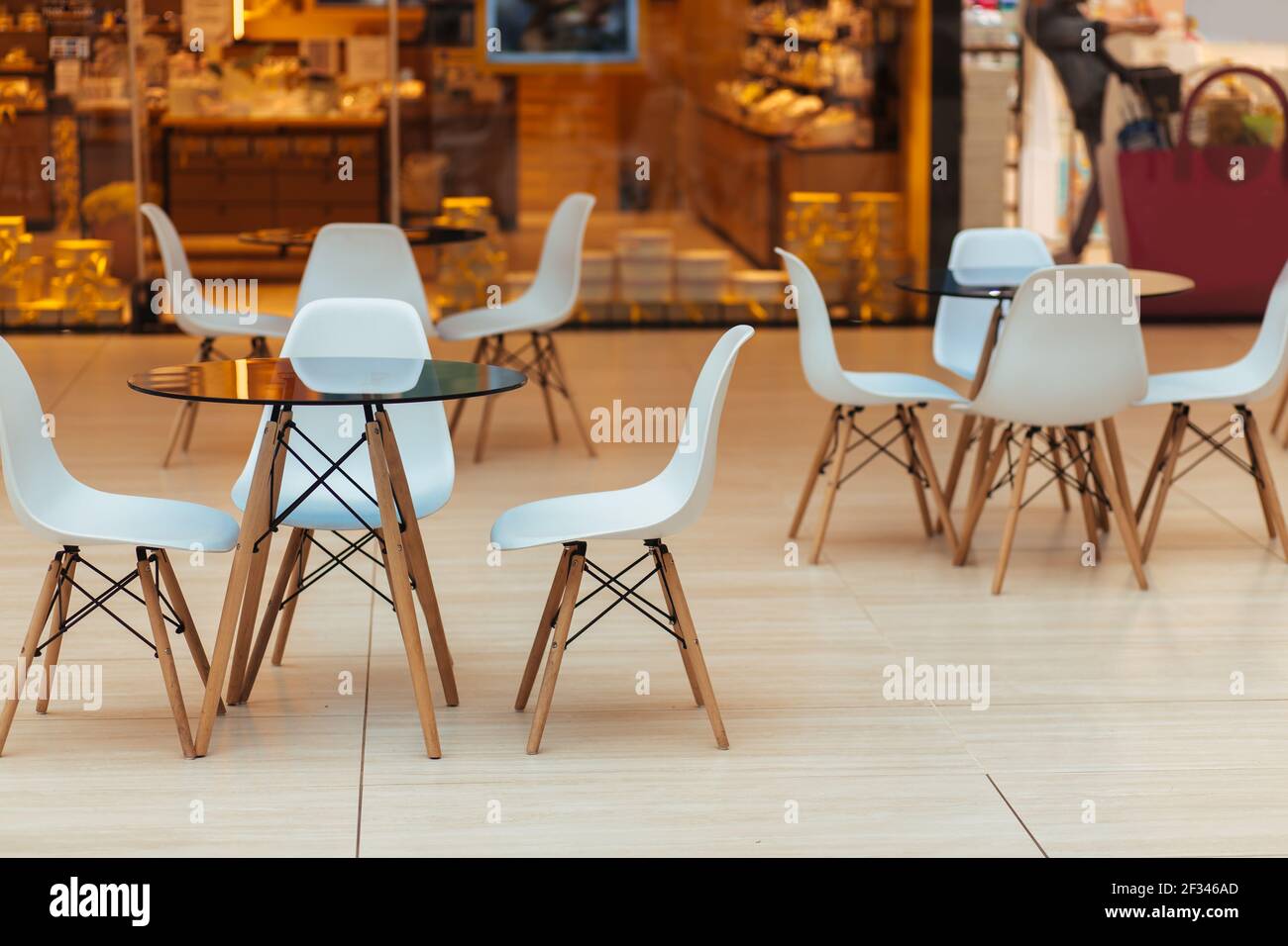 lot of empty tables in the restaurant hall Stock Photo - Alamy