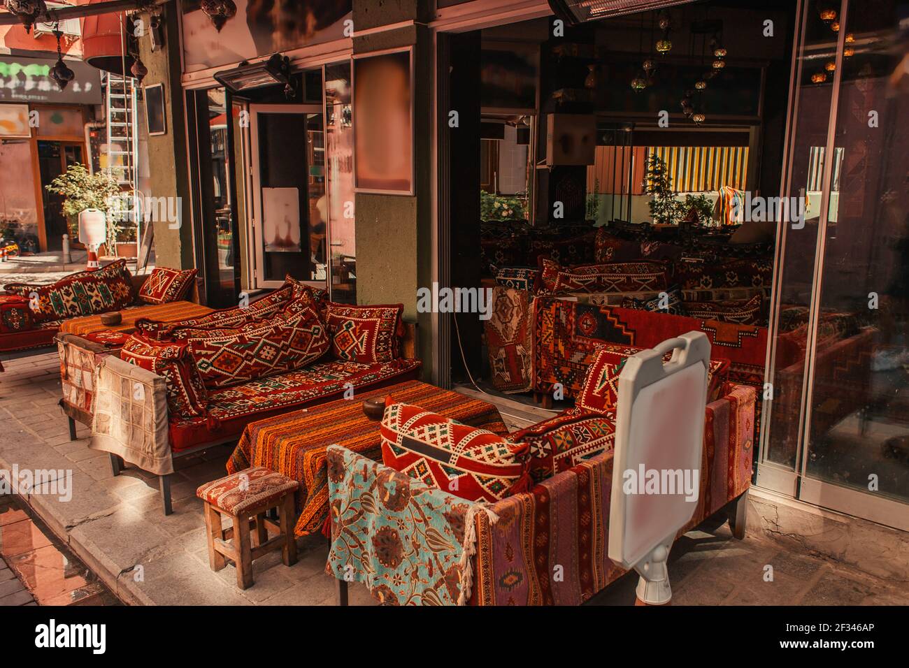 Sofas and tables hi-res stock photography and images - Alamy