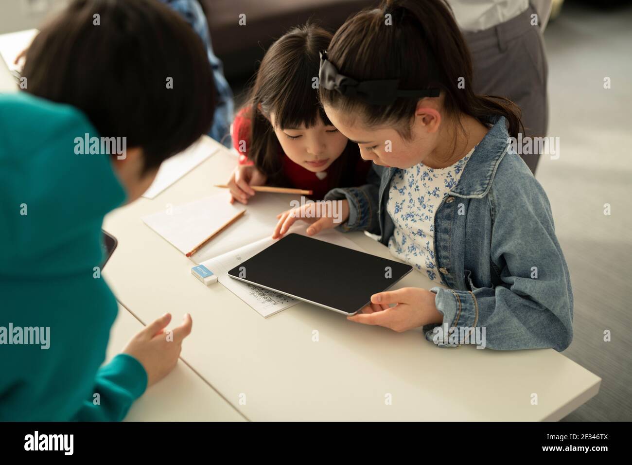 Japanese students writing hi-res stock photography and images - Alamy