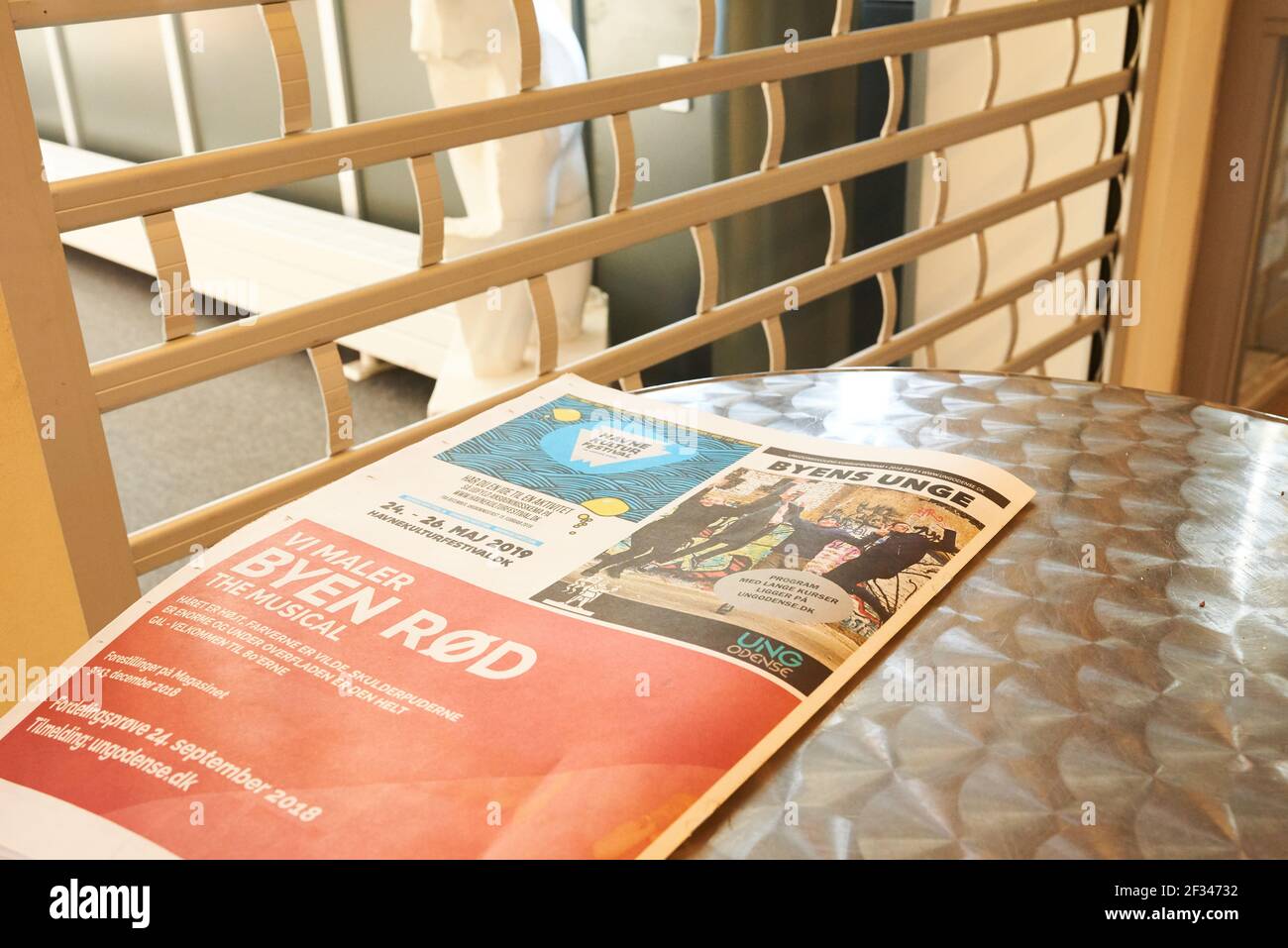 High school library newspaper hi-res stock photography and images - Alamy