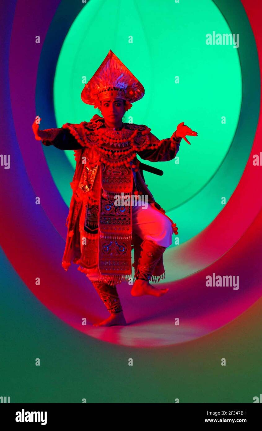 BALINESE DANCER NI MADE PUJAWATI ERHEARSES IN COLOURSCAPE ON CLAPHAM ...