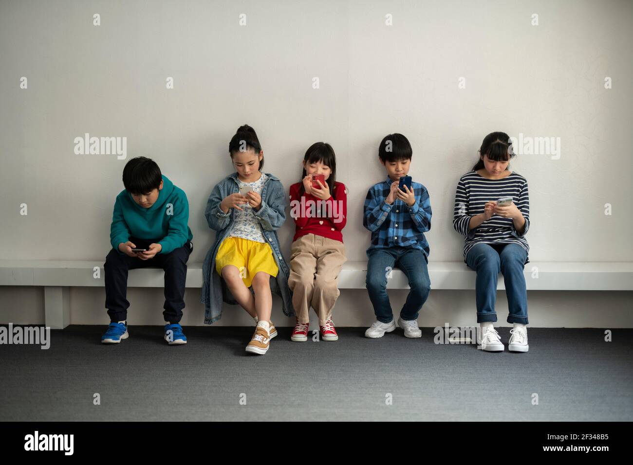 Student computer smartphone in classroom hi-res stock photography and ...