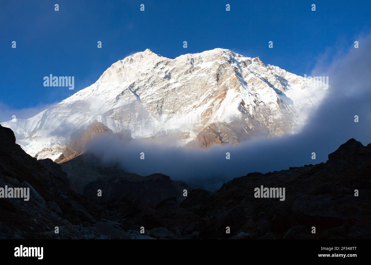 Mount Makalu with clouds, Nepal Himalayas mountains, Barun valley Stock ...