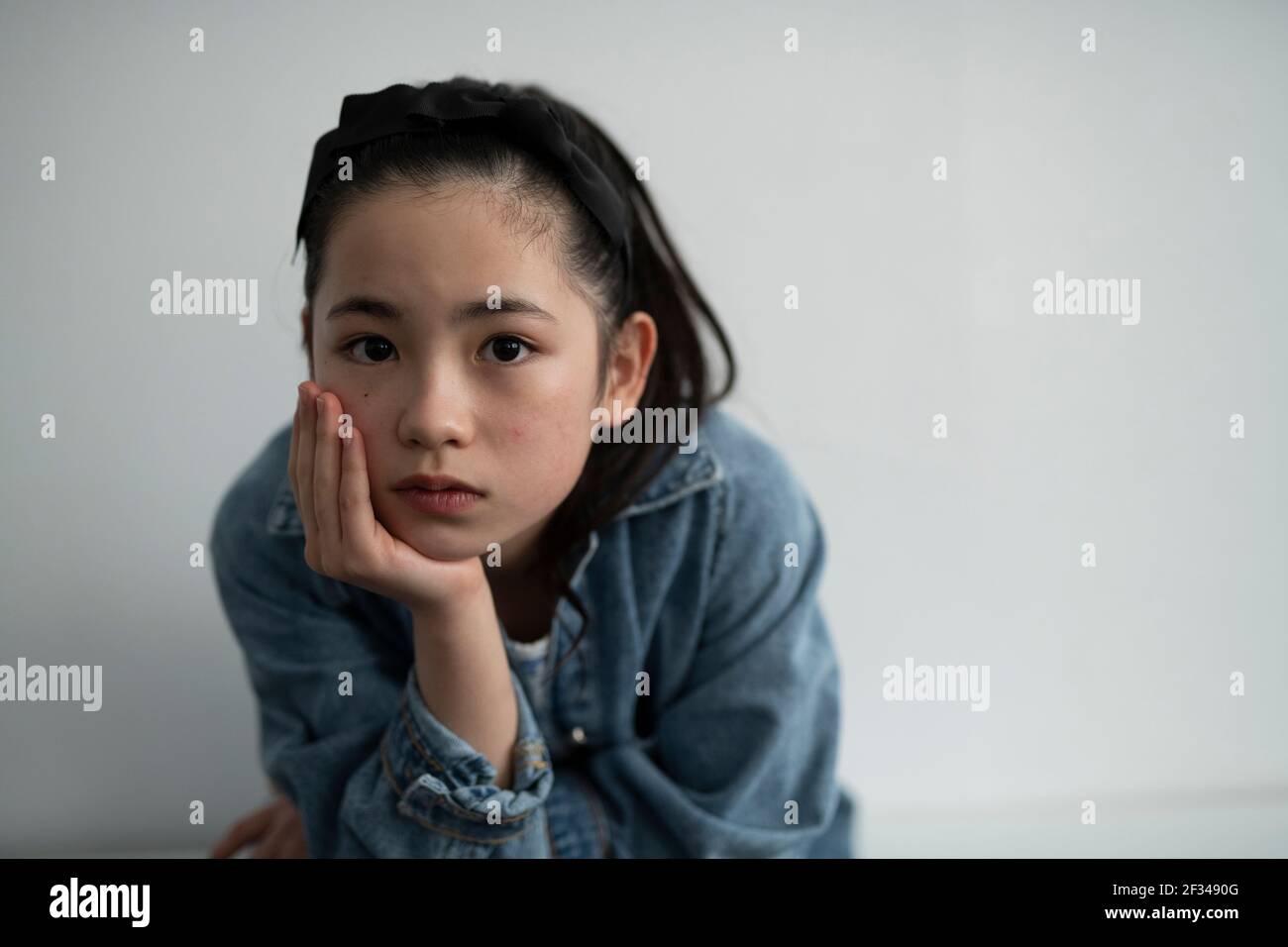 Girl thinking hi-res stock photography and images - Alamy