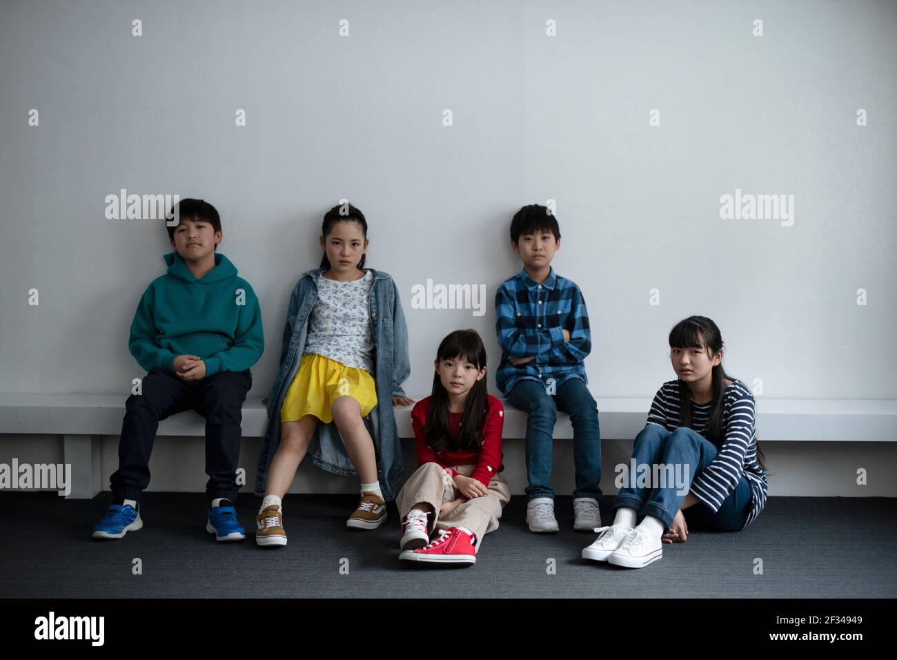 Children sit in row hi-res stock photography and images - Alamy