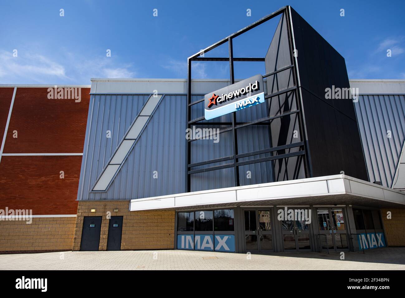 A notice that Cineworld Cinema is closed during the covid-19 pandemic ...