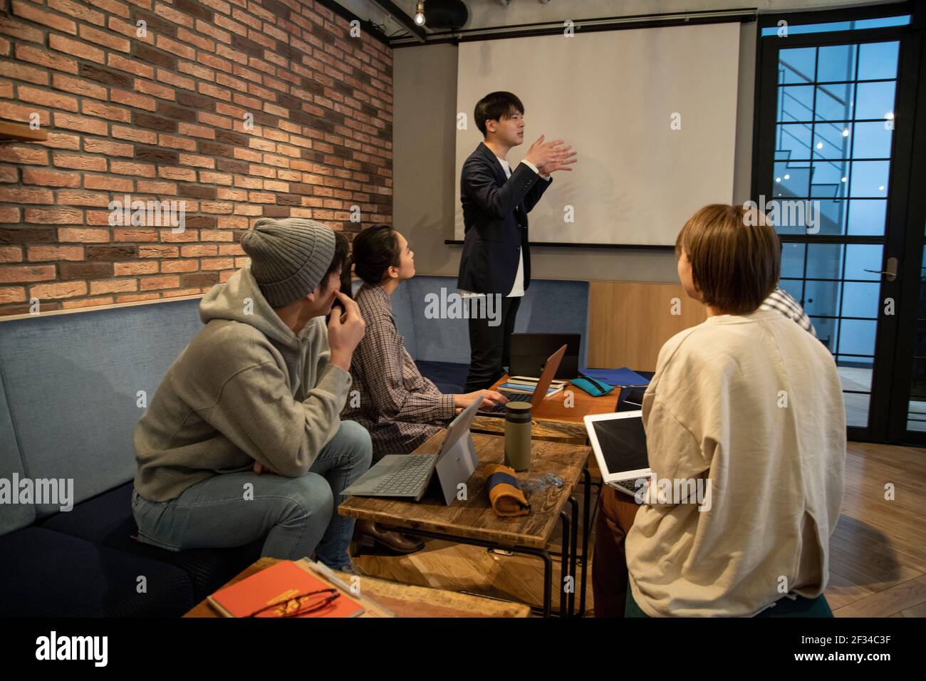 Asian student presentation projector hi-res stock photography and ...