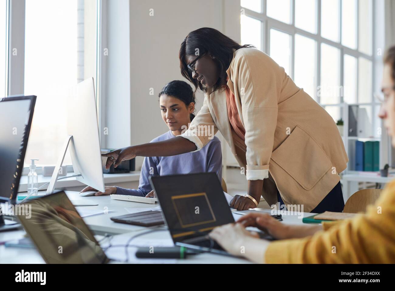 Man instructing team hi-res stock photography and images - Alamy