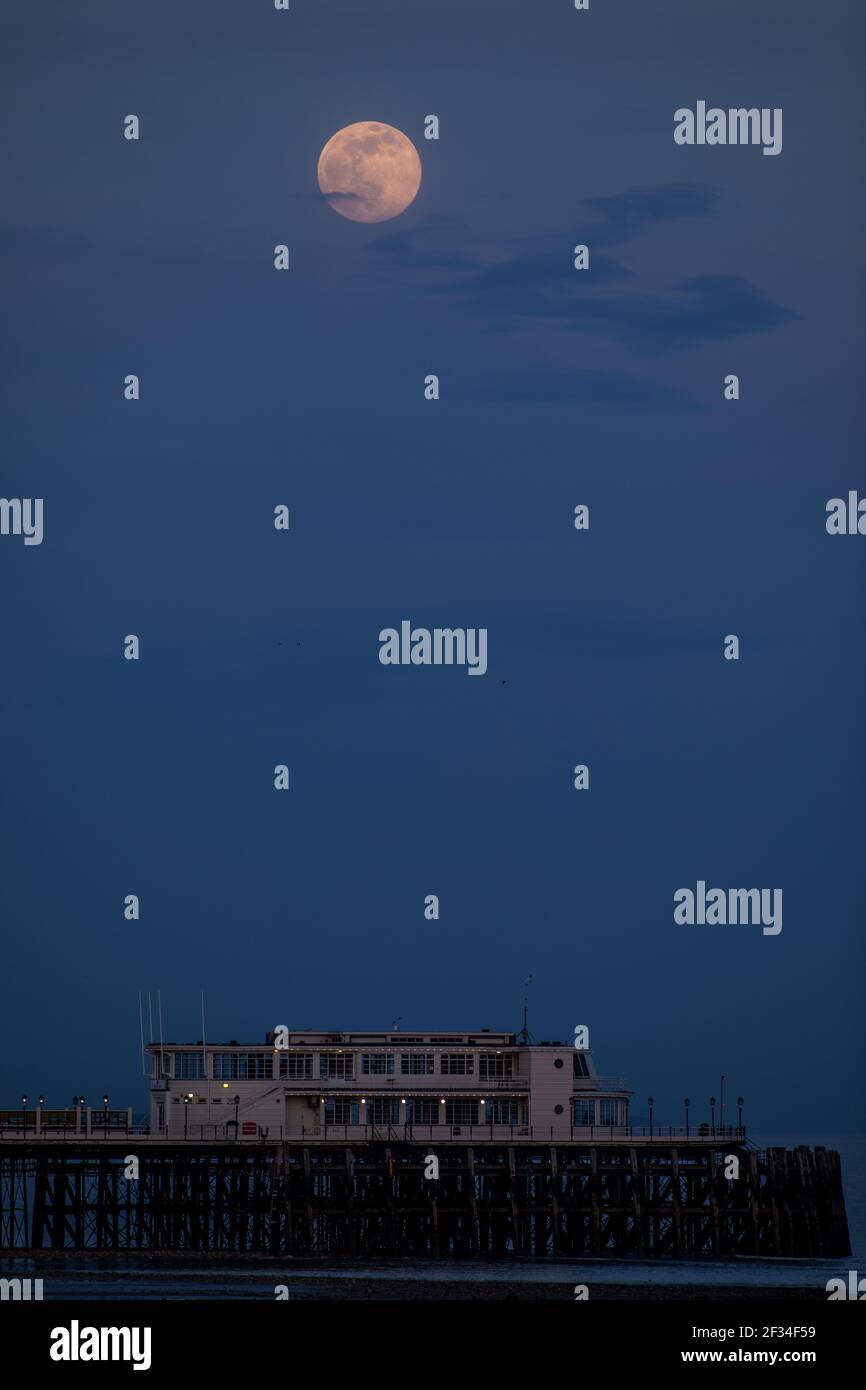 'Super Pink Moon' rises tonight over Worthing Pier, the biggest full ...
