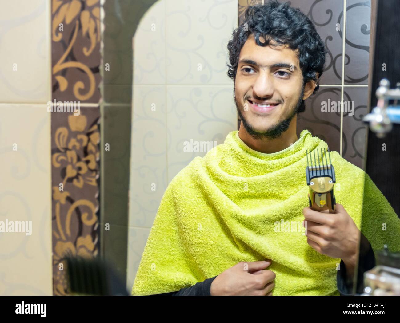 Arabic muslim man cutting his own hair by himself Stock Photo - Alamy