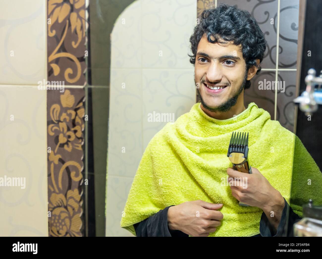 Arabic muslim man cutting his own hair by himself Stock Photo - Alamy