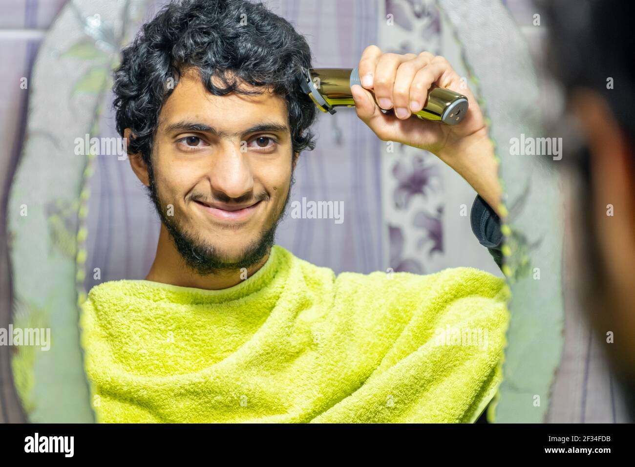 Arabic muslim man cutting his own hair by himself Stock Photo - Alamy