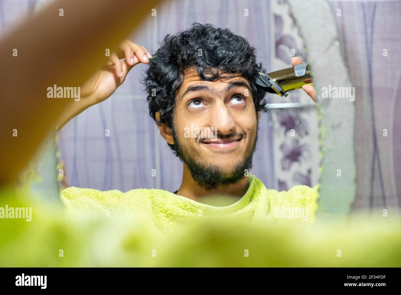 Arabic muslim man cutting his own hair by himself Stock Photo - Alamy