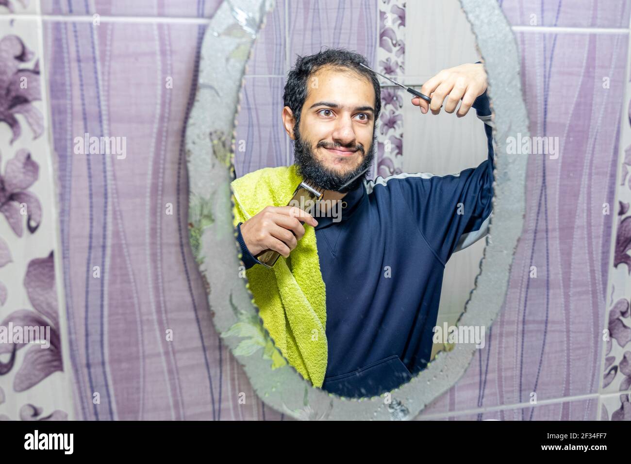 Arabic muslim man cutting his own hair by himself Stock Photo - Alamy