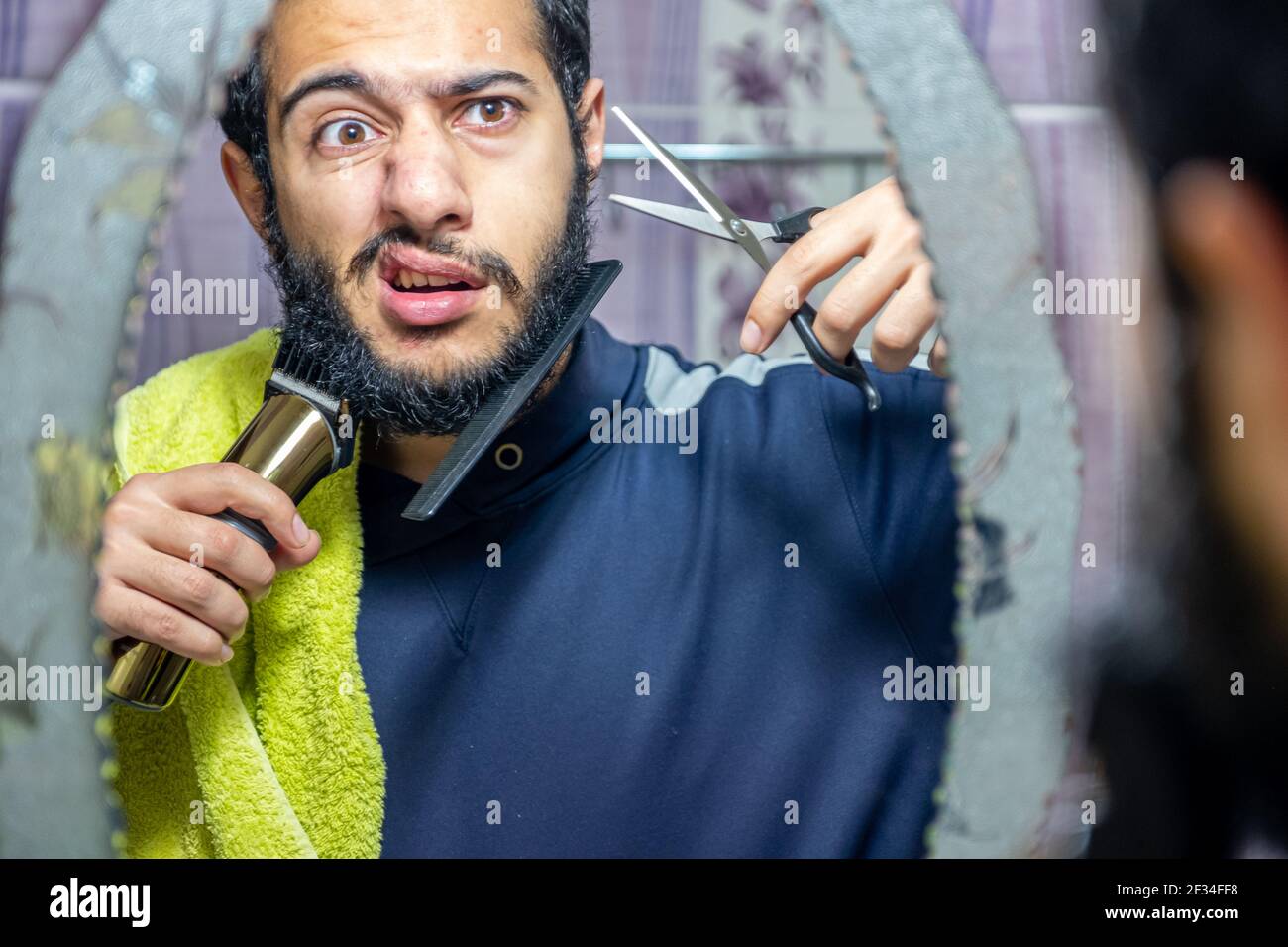 Arabic muslim man cutting his own hair by himself Stock Photo - Alamy