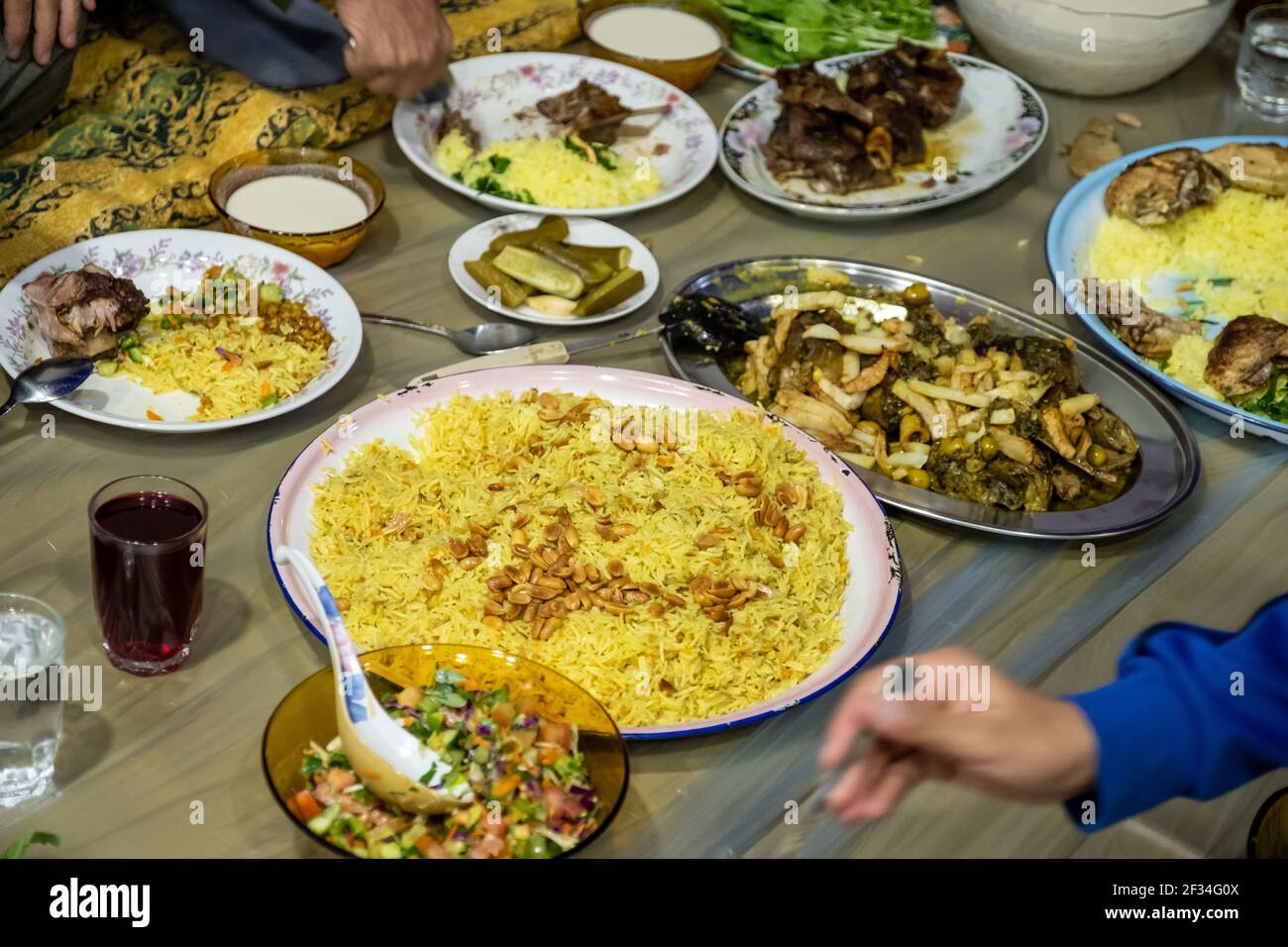 Arabic family gathering hi-res stock photography and images - Alamy