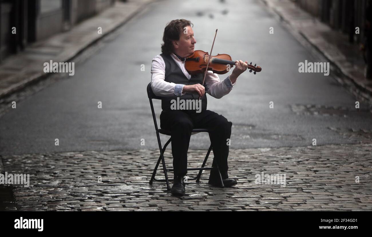 World renowned fiddler frankie gavin hi-res stock photography and ...
