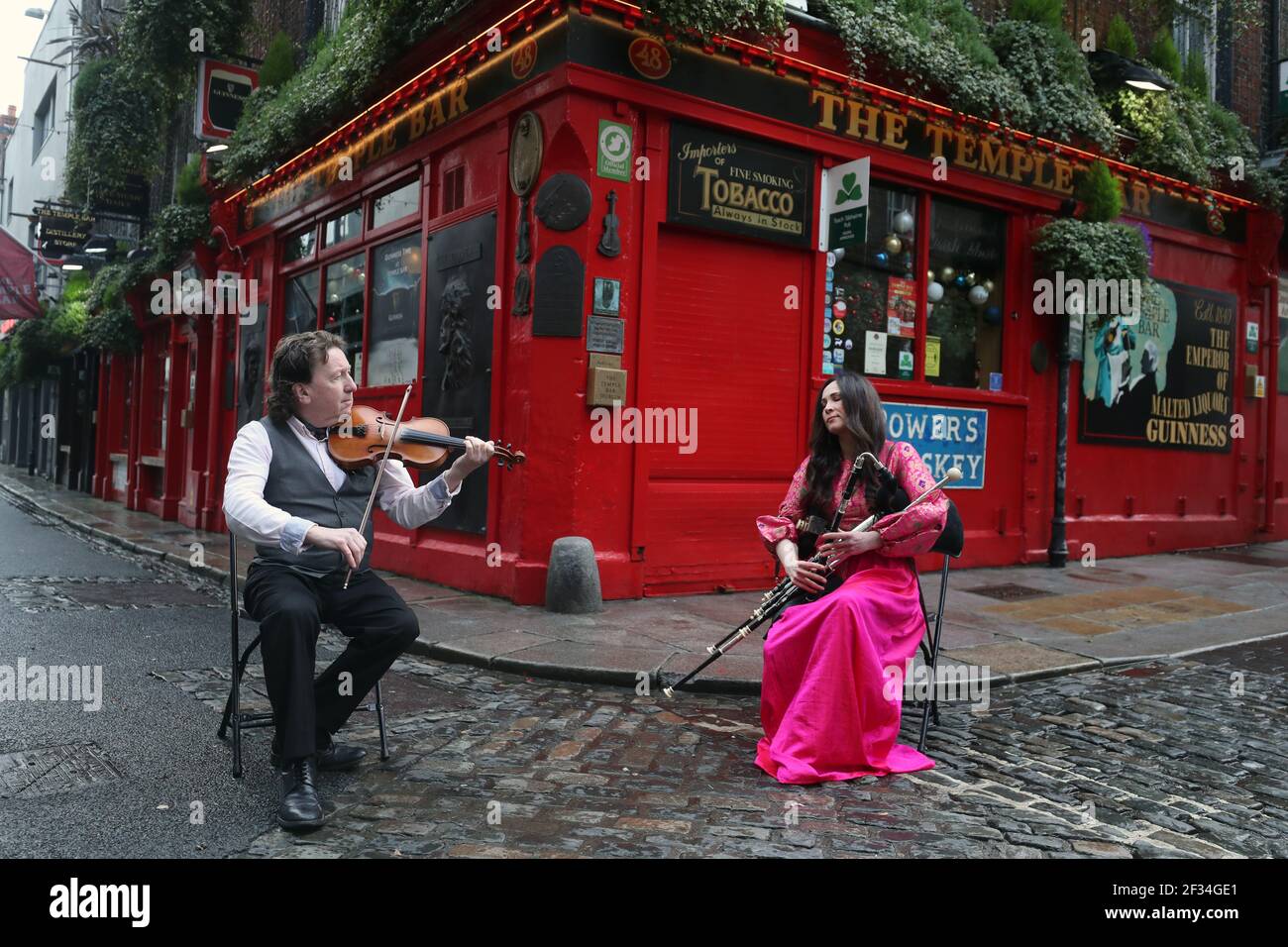 World renowned fiddler frankie gavin hi-res stock photography and ...