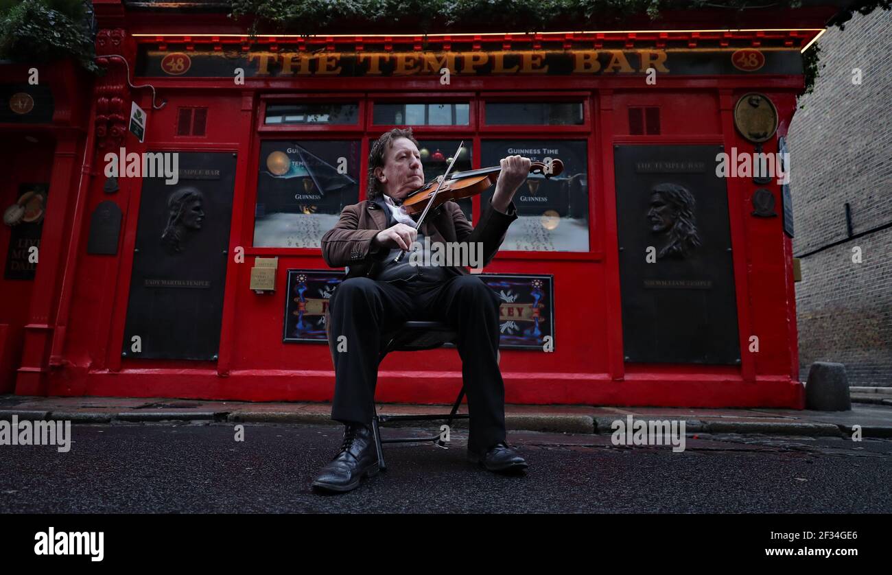 World renowned fiddler frankie gavin hi-res stock photography and ...