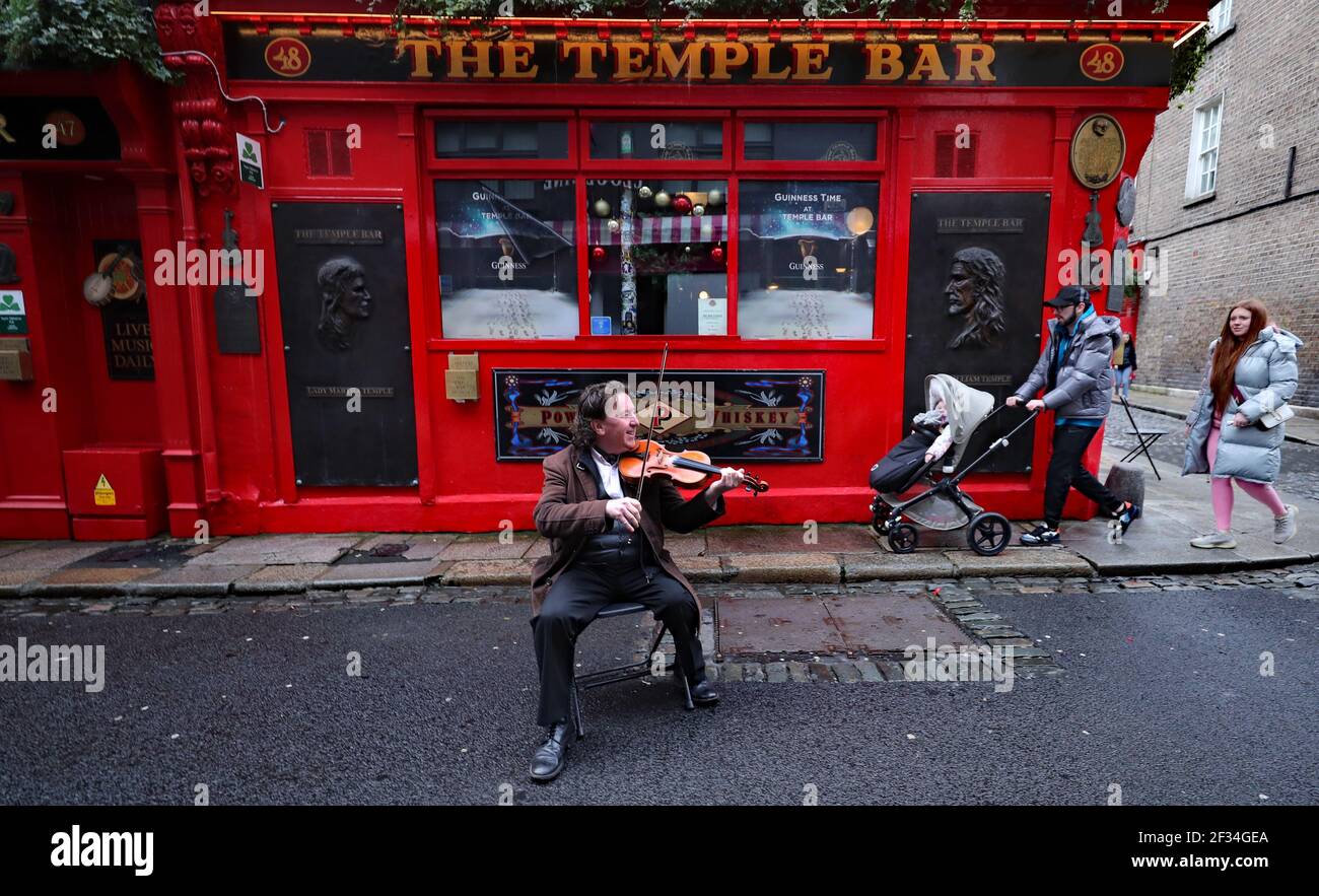 World renowned fiddler frankie gavin hi-res stock photography and ...