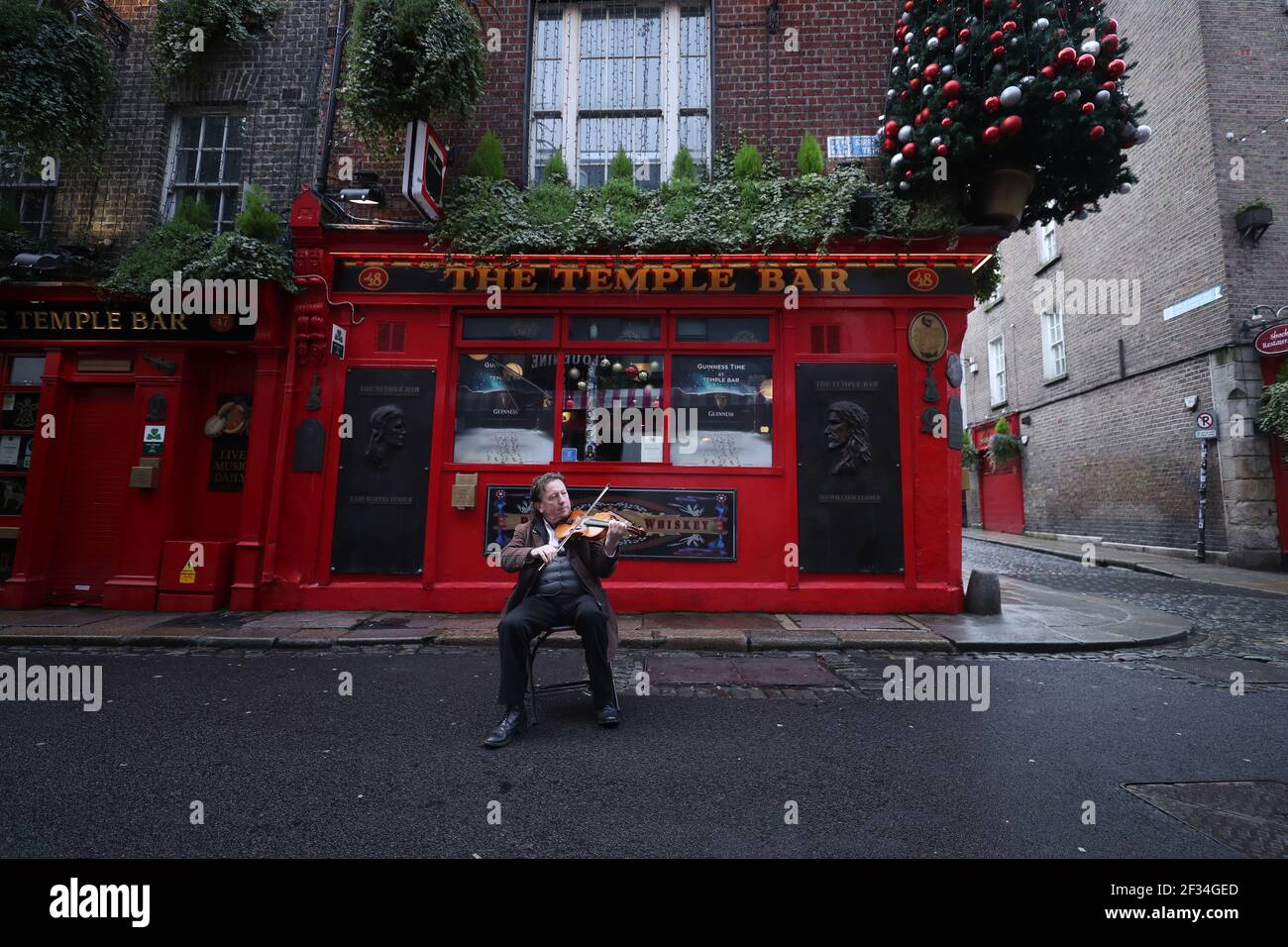 World renowned fiddler frankie gavin hi-res stock photography and ...
