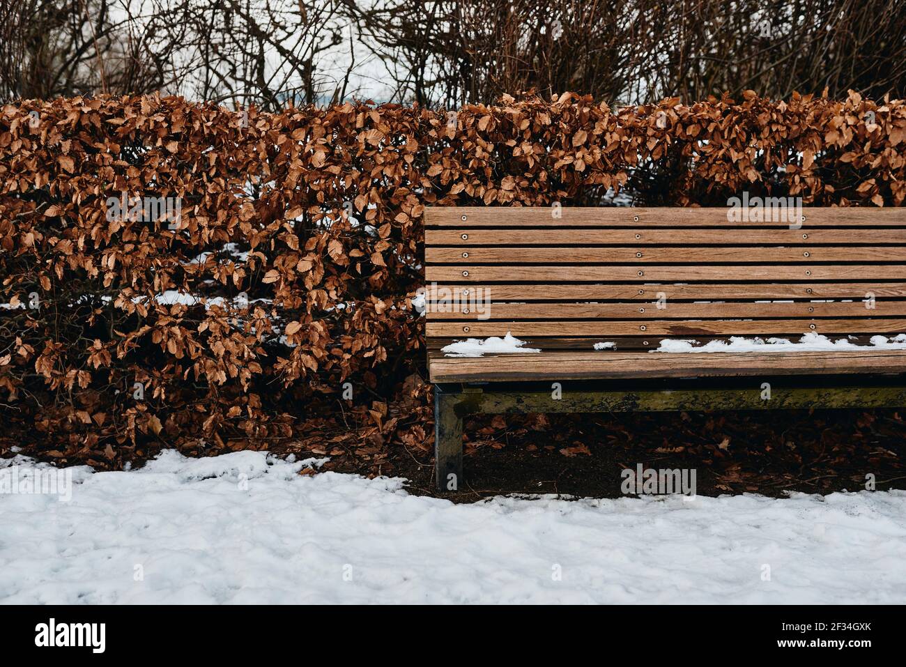 Snowbound bench hi-res stock photography and images - Alamy