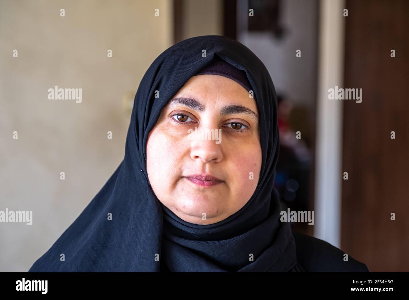 Portrait of Muslim mother face Stock Photo - Alamy