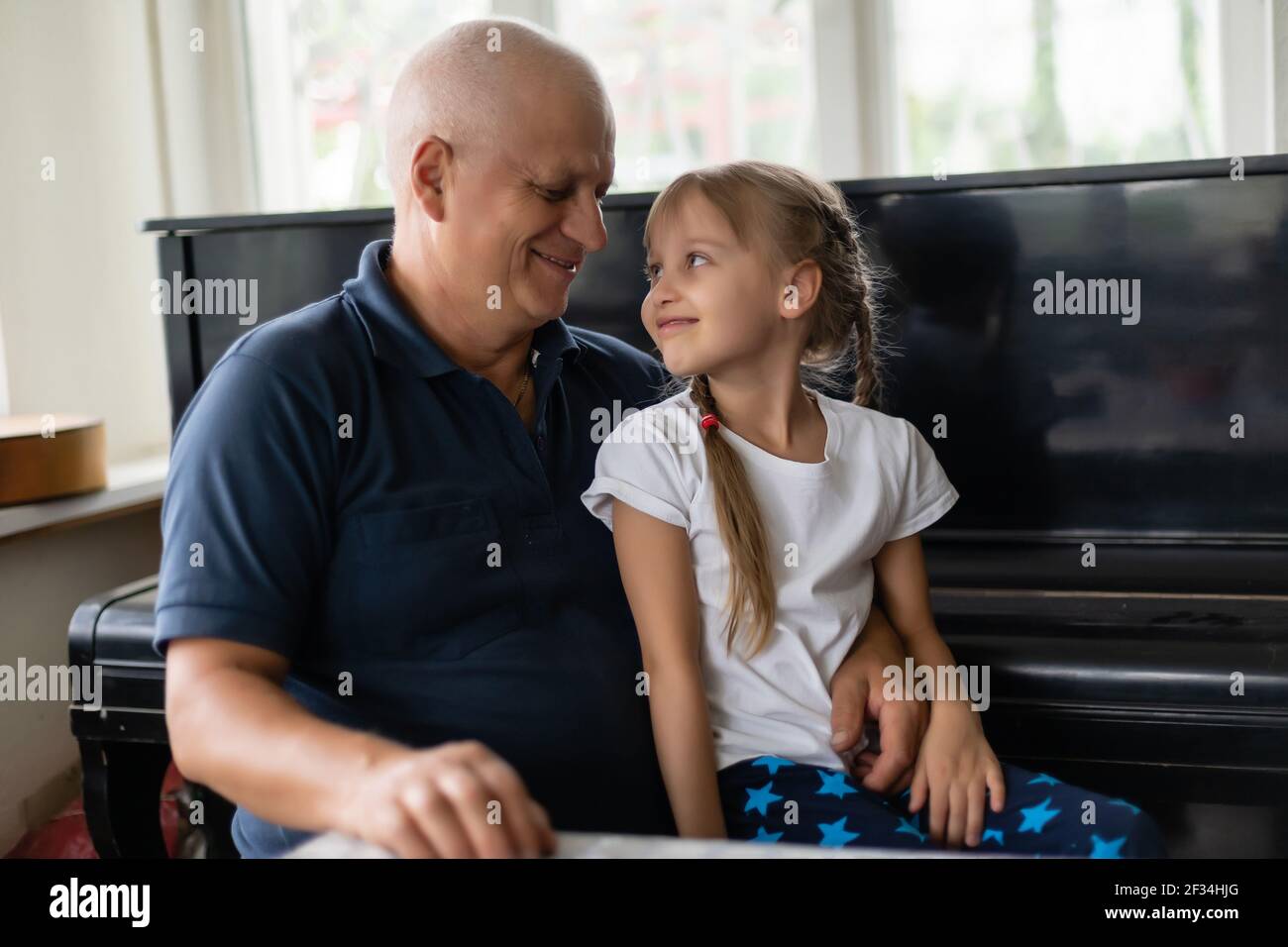Grandfather telling story hi-res stock photography and images - Alamy