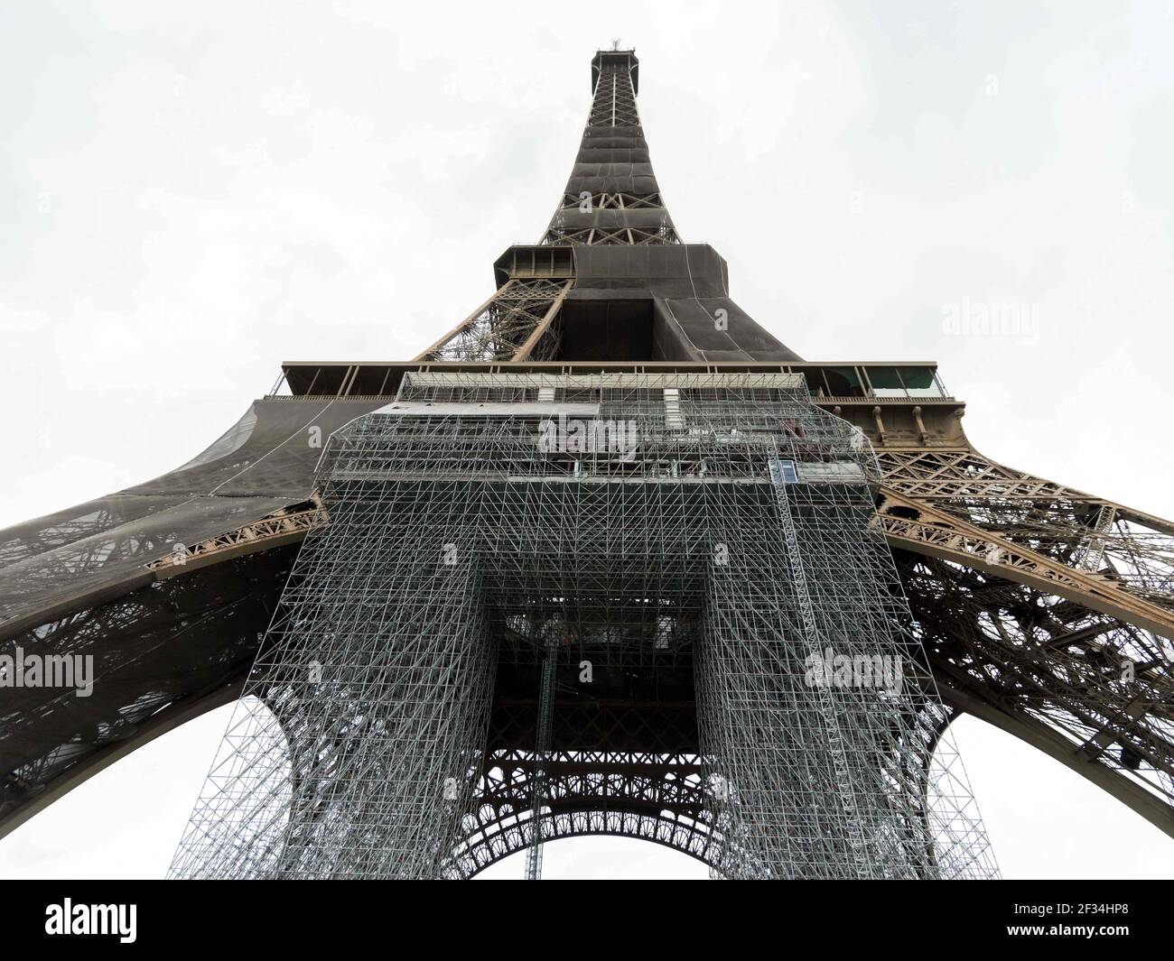 Eiffel tower repainting hi-res stock photography and images - Alamy