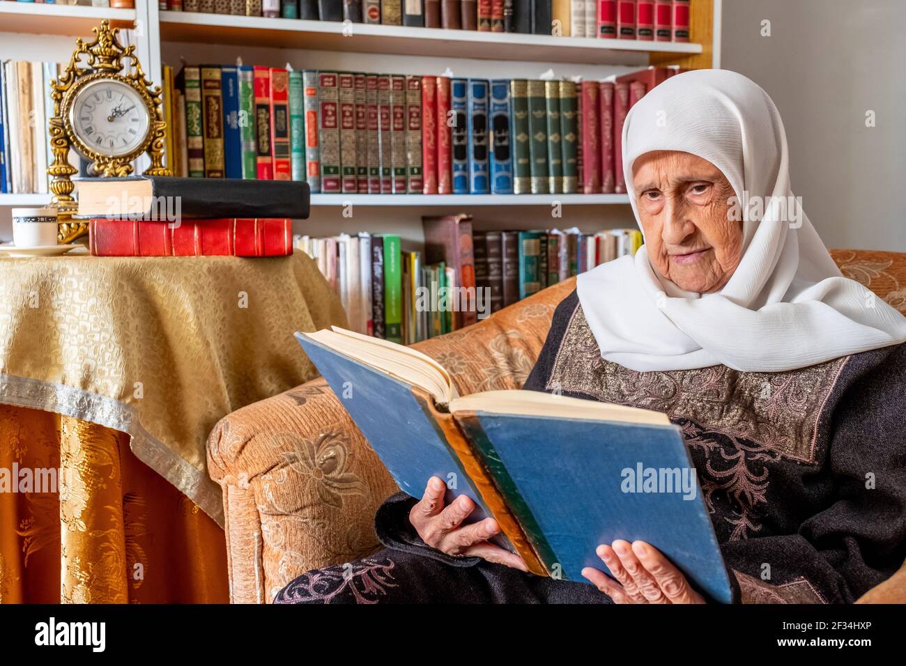 Arabic msulim woman reading book Stock Photo - Alamy