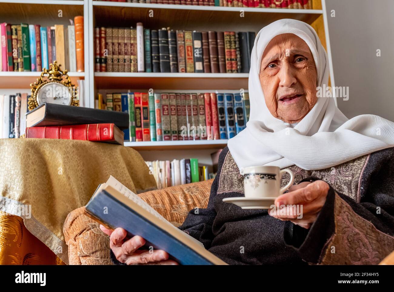 Arabic msulim woman reading book Stock Photo - Alamy